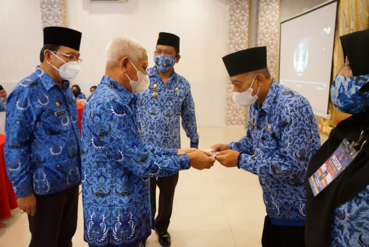 Buka Muskab VI Korpri Asahan, Bupati Surya Serahkan Kartu Keanggotaan ...