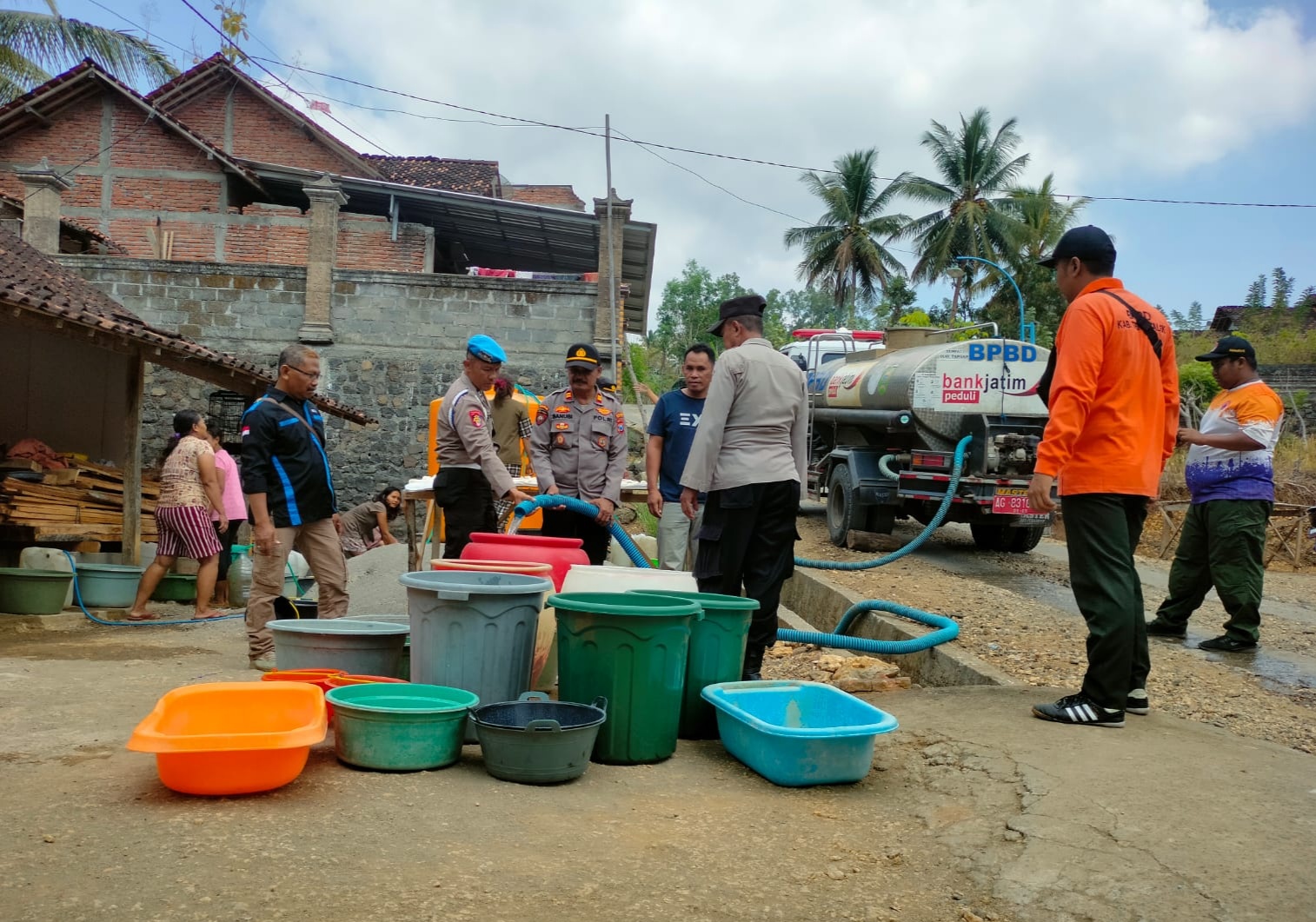 PWI Bersama BPBD Trenggalek Distribusikan Air Bersih Untuk Warga Terdampak Kekeringan | DAILYPOST.ID